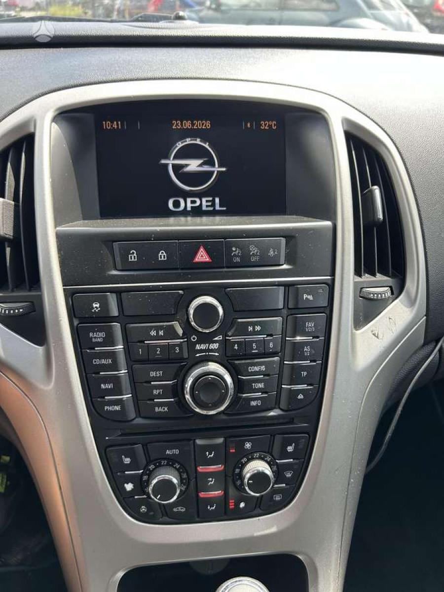 Black Opel Astra 2011 in Kaunas, with an engine capacity of 1.96 L and mileage of 276 thousand km for 2650 €, photo 16 on AUTOMOTO.COM.LV