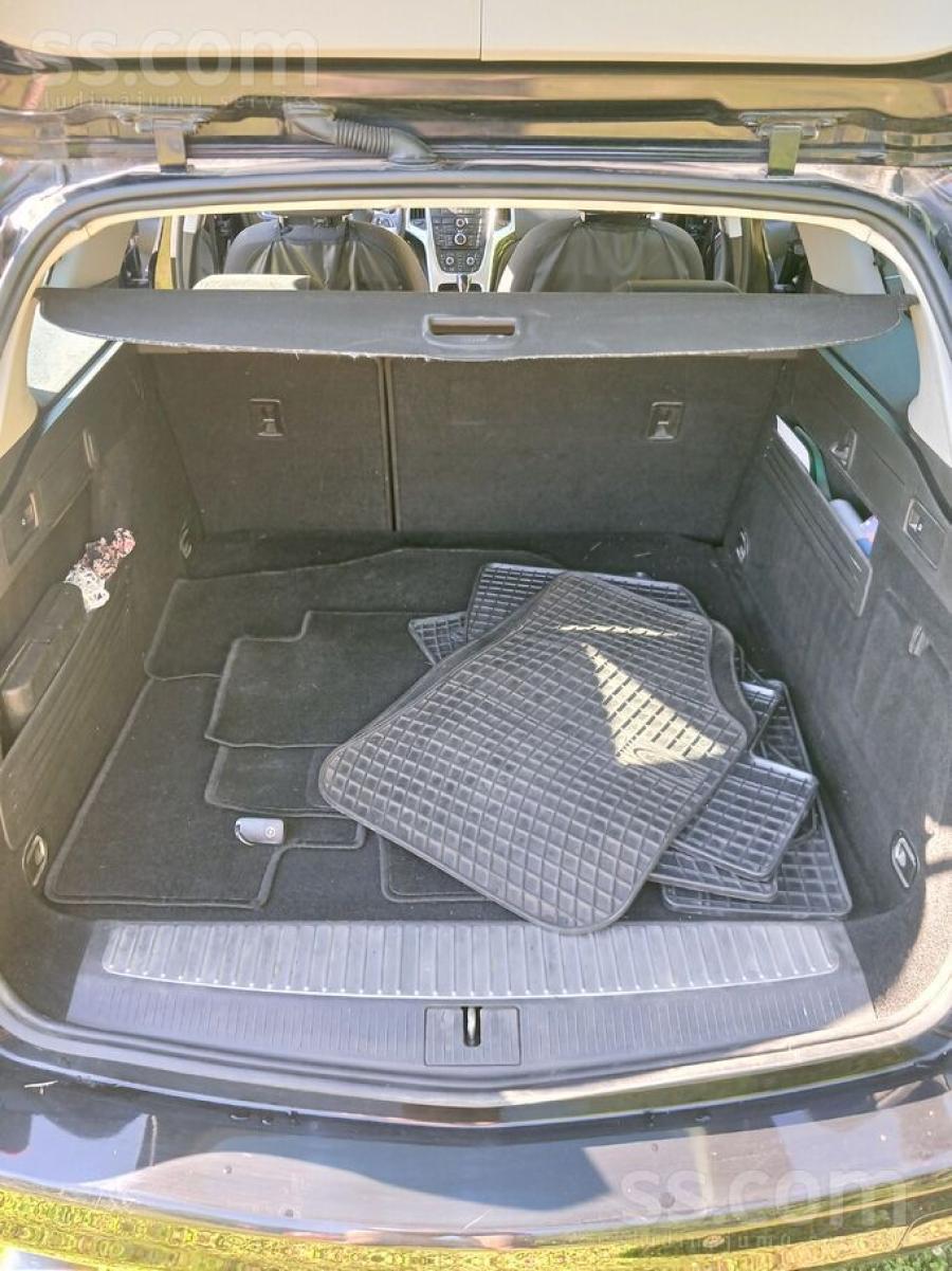 Black Opel Astra 2011 in Riga, with an engine capacity of 2.00 L and mileage of 378 thousand km for 3500 €, photo 7 on AUTOMOTO.COM.LV