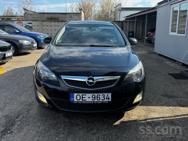 Black Opel Astra 2011 in Daugavpils, with an engine capacity of 1.40 L and mileage of 243 thousand km for 4450 €, photo 5 on AUTOMOTO.COM.LV