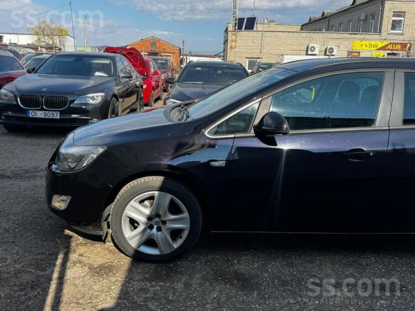 Black Opel Astra 2011 in Daugavpils, with an engine capacity of 1.40 L and mileage of 243 thousand km for 4450 €, photo 7 on AUTOMOTO.COM.LV