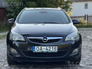 Black Opel Astra 2011 in Jelgava, with an engine capacity of 1.70 L and mileage of 230 thousand km for 2650 €, photo 3 on AUTOMOTO.COM.LV