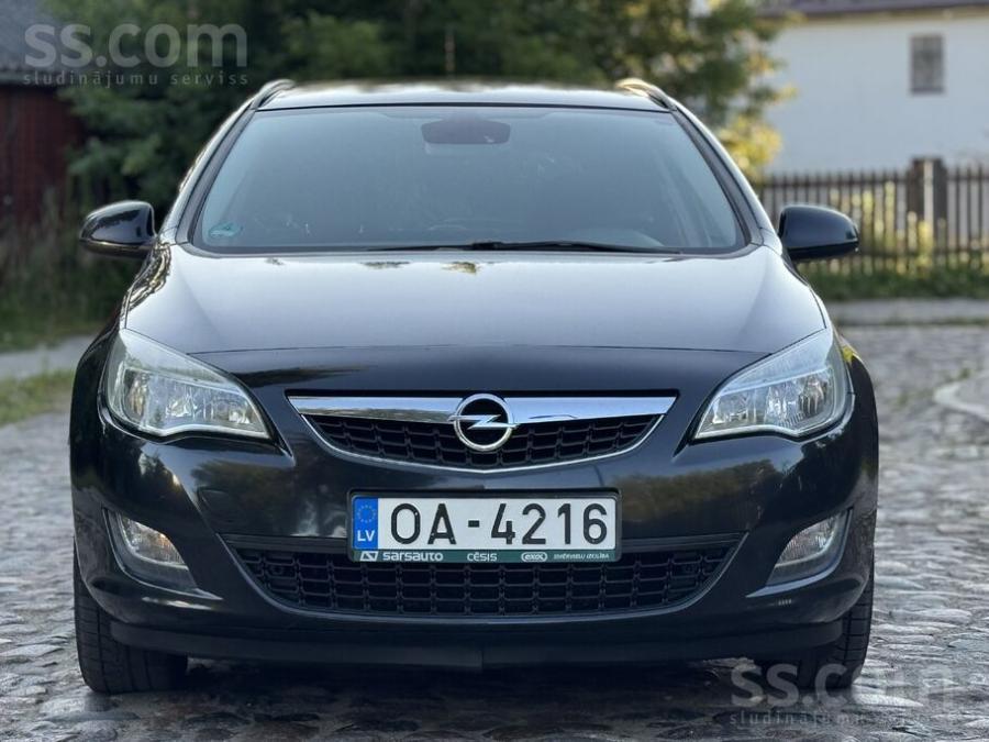 Black Opel Astra 2011 in Jelgava, with an engine capacity of 1.70 L and mileage of 230 thousand km for 2650 €, photo 3 on AUTOMOTO.COM.LV
