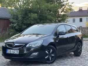 Black Opel Astra 2011 in Jelgava, with an engine capacity of 1.70 L and mileage of 230 thousand km for 2650 €, photo 4 on AUTOMOTO.COM.LV