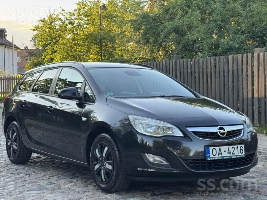 Black Opel Astra 2011 in Jelgava, with an engine capacity of 1.70 L and mileage of 230 thousand km for 2650 €, photo 5 on AUTOMOTO.COM.LV