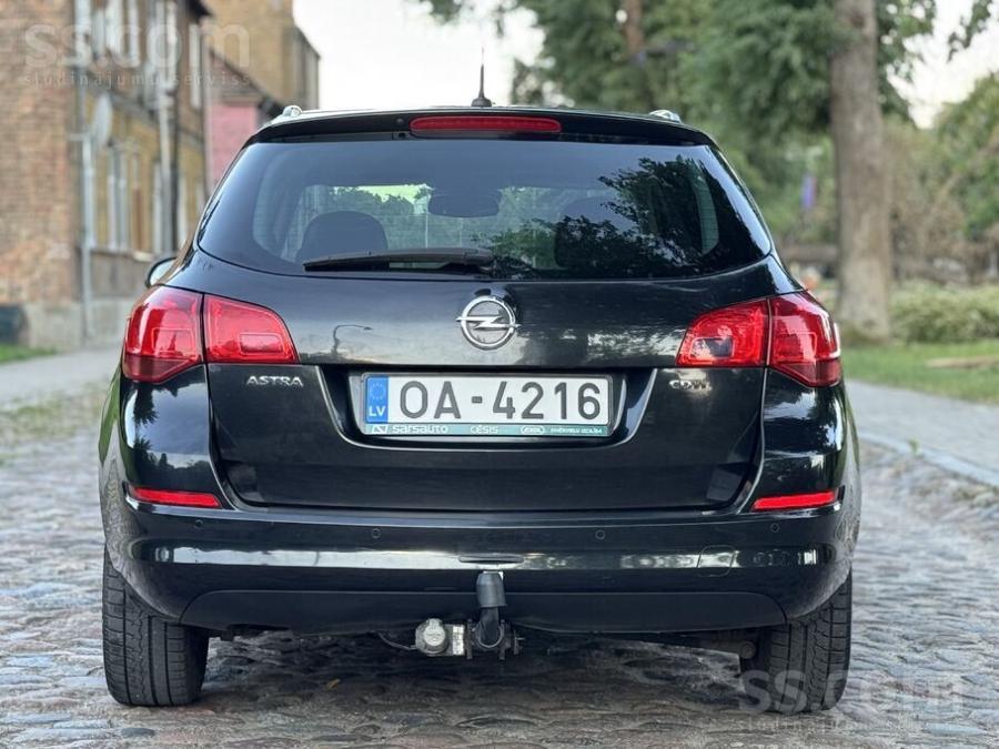 Black Opel Astra 2011 in Jelgava, with an engine capacity of 1.70 L and mileage of 230 thousand km for 2650 €, photo 9 on AUTOMOTO.COM.LV