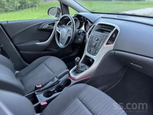 Black Opel Astra 2011 in Jelgava, with an engine capacity of 1.70 L and mileage of 230 thousand km for 2650 €, photo 12 on AUTOMOTO.COM.LV