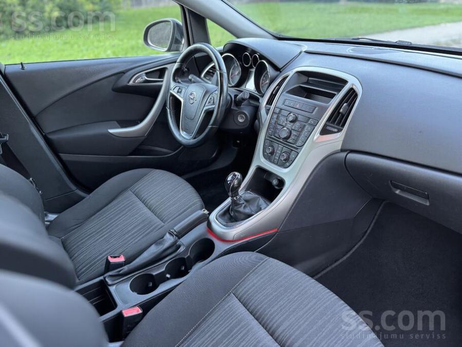 Black Opel Astra 2011 in Jelgava, with an engine capacity of 1.70 L and mileage of 230 thousand km for 2650 €, photo 12 on AUTOMOTO.COM.LV