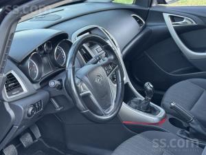 Black Opel Astra 2011 in Jelgava, with an engine capacity of 1.70 L and mileage of 230 thousand km for 2650 €, photo 13 on AUTOMOTO.COM.LV