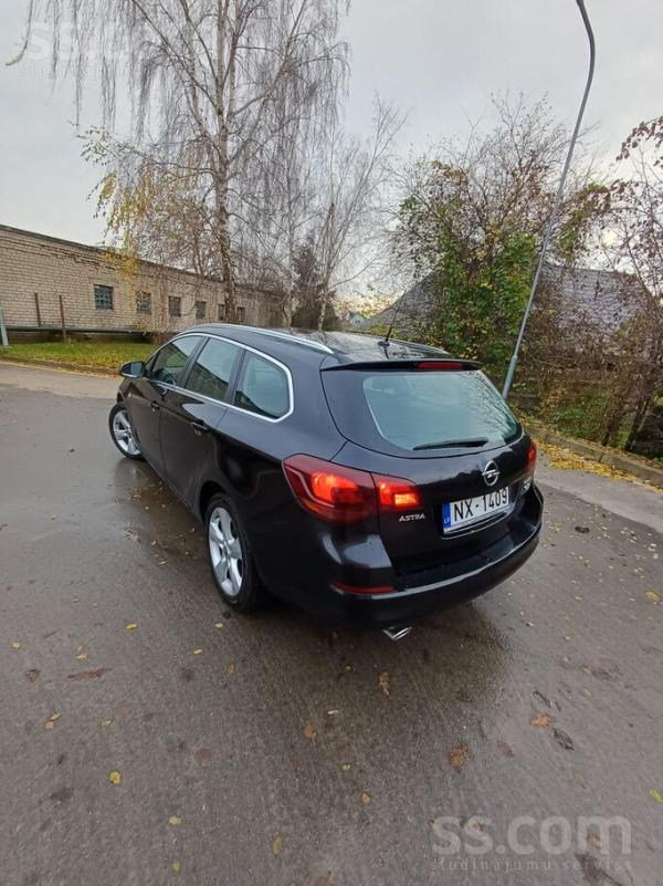 Black Opel Astra 2011 in Bauska, with an engine capacity of 1.40 L and mileage of 106 thousand km for 4500 €, photo 3 on AUTOMOTO.COM.LV