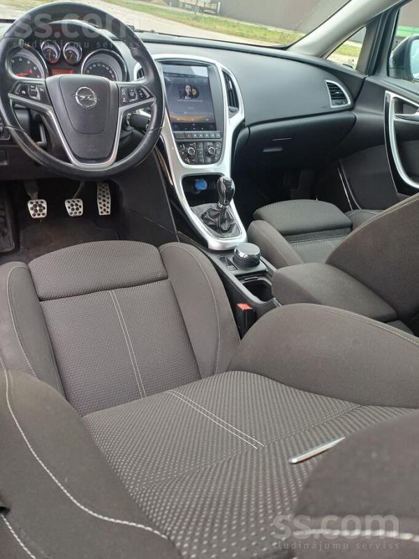 Black Opel Astra 2011 in Bauska, with an engine capacity of 1.40 L and mileage of 106 thousand km for 4500 €, photo 8 on AUTOMOTO.COM.LV