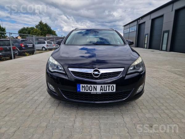 Black Opel Astra 2011 in Liepaja, with an engine capacity of 1.40 L and mileage of 277 thousand km for 3990 €, photo 3 on AUTOMOTO.COM.LV