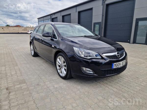 Black Opel Astra 2011 in Liepaja, with an engine capacity of 1.40 L and mileage of 277 thousand km for 3990 €, photo 4 on AUTOMOTO.COM.LV