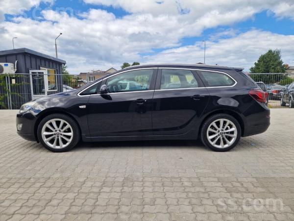 Black Opel Astra 2011 in Liepaja, with an engine capacity of 1.40 L and mileage of 277 thousand km for 3990 €, photo 9 on AUTOMOTO.COM.LV