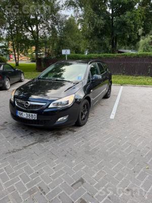 Melns Opel Astra 2011 Rīga, ar dzinēja tilpumu 1.70 L un nobraukumu 270 tūkst. km par 3500 €, foto  vietnē AUTOMOTO.COM.LV