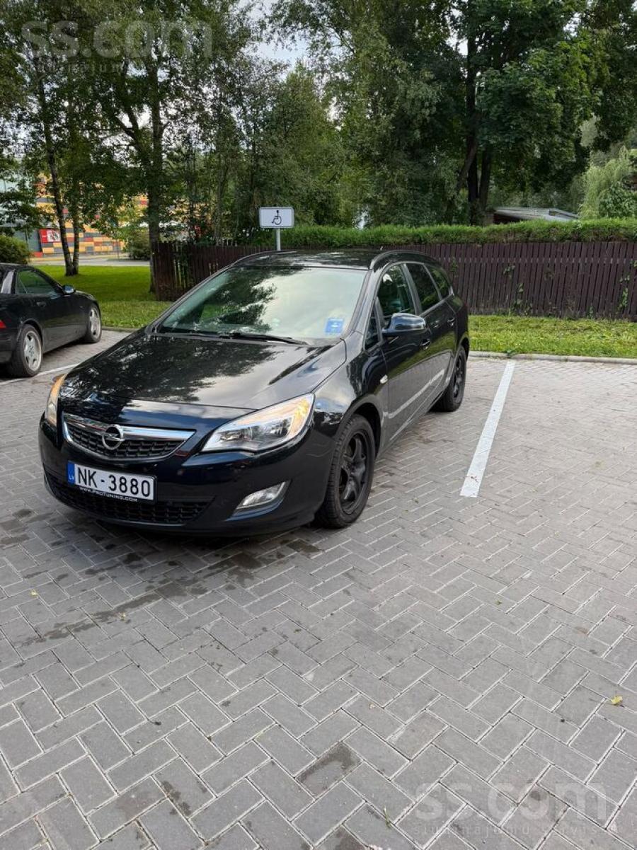Black Opel Astra 2011 in Riga, with an engine capacity of 1.70 L and mileage of 270 thousand km for 3500 €, photo 1 on AUTOMOTO.COM.LV