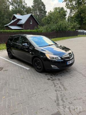Black Opel Astra 2011 in Riga, with an engine capacity of 1.70 L and mileage of 270 thousand km for 3500 €, photo 3 on AUTOMOTO.COM.LV