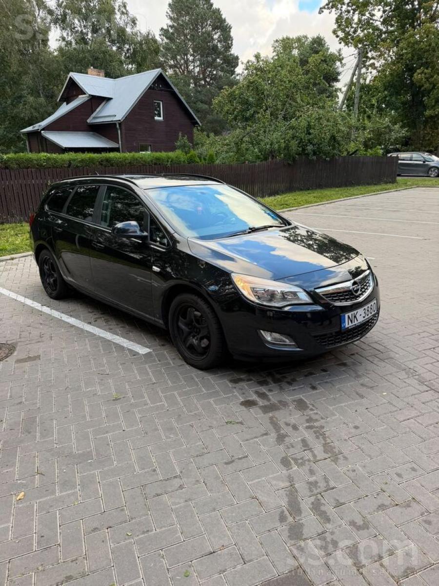 Black Opel Astra 2011 in Riga, with an engine capacity of 1.70 L and mileage of 270 thousand km for 3500 €, photo 3 on AUTOMOTO.COM.LV