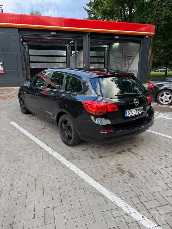 Black Opel Astra 2011 in Riga, with an engine capacity of 1.70 L and mileage of 270 thousand km for 3500 €, photo 4 on AUTOMOTO.COM.LV