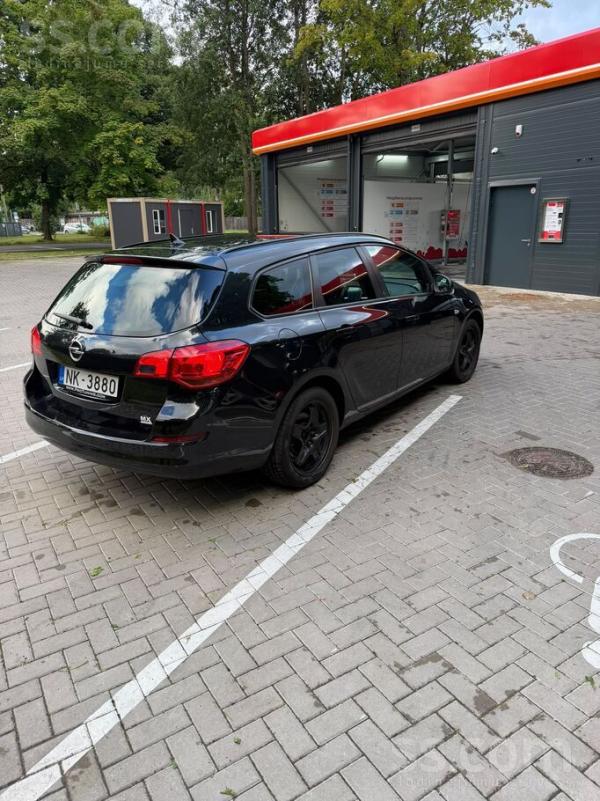 Black Opel Astra 2011 in Riga, with an engine capacity of 1.70 L and mileage of 270 thousand km for 3500 €, photo 5 on AUTOMOTO.COM.LV