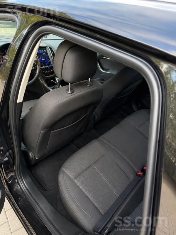 Black Opel Astra 2011 in Riga, with an engine capacity of 1.70 L and mileage of 270 thousand km for 3500 €, photo 8 on AUTOMOTO.COM.LV