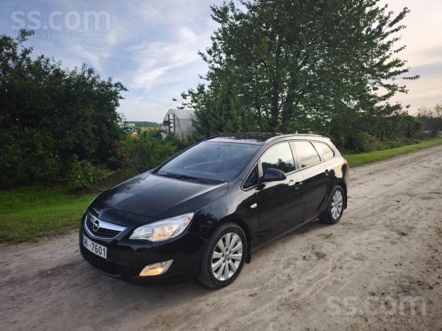 Black Opel Astra 2011 in Bauska, with an engine capacity of 1.70 L and mileage of 341 thousand km for 2550 €, photo 3 on AUTOMOTO.COM.LV