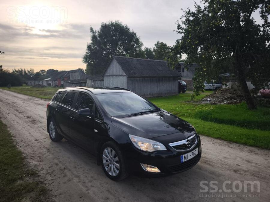 Black Opel Astra 2011 in Bauska, with an engine capacity of 1.70 L and mileage of 341 thousand km for 2550 €, photo 5 on AUTOMOTO.COM.LV