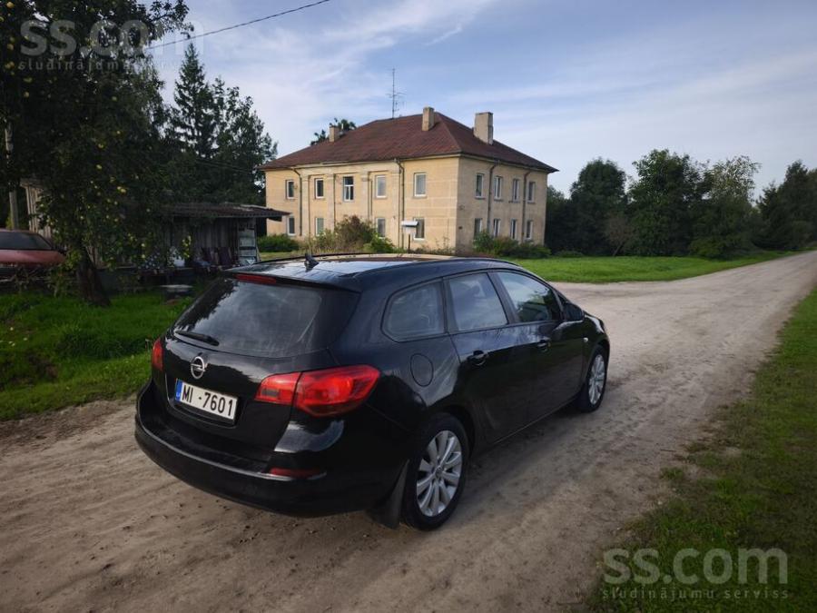 Black Opel Astra 2011 in Bauska, with an engine capacity of 1.70 L and mileage of 341 thousand km for 2550 €, photo 6 on AUTOMOTO.COM.LV