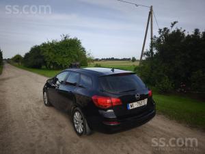 Black Opel Astra 2011 in Bauska, with an engine capacity of 1.70 L and mileage of 341 thousand km for 2550 €, photo 8 on AUTOMOTO.COM.LV