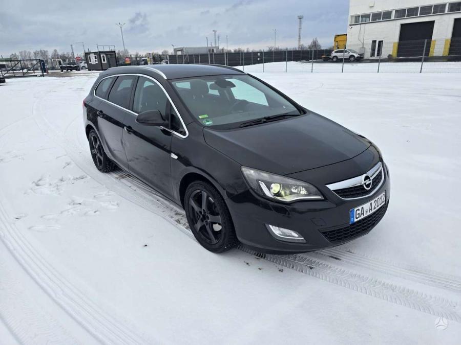 Black Opel Astra 2012 in Marijampole, with an engine capacity of 1.96 L and mileage of 280 thousand km for 3400 €, photo 1 on AUTOMOTO.COM.LV