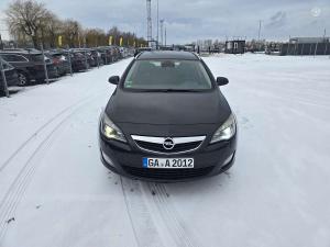 Black Opel Astra 2012 in Marijampole, with an engine capacity of 1.96 L and mileage of 280 thousand km for 3400 €, photo 2 on AUTOMOTO.COM.LV