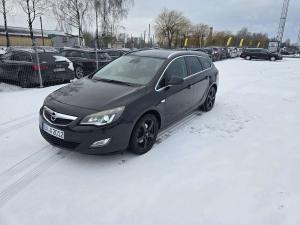 Black Opel Astra 2012 in Marijampole, with an engine capacity of 1.96 L and mileage of 280 thousand km for 3400 €, photo 3 on AUTOMOTO.COM.LV