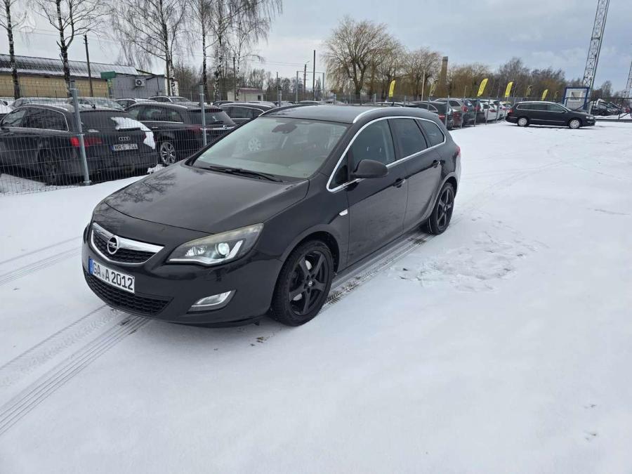 Black Opel Astra 2012 in Marijampole, with an engine capacity of 1.96 L and mileage of 280 thousand km for 3400 €, photo 3 on AUTOMOTO.COM.LV