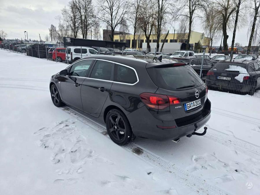 Black Opel Astra 2012 in Marijampole, with an engine capacity of 1.96 L and mileage of 280 thousand km for 3400 €, photo 4 on AUTOMOTO.COM.LV