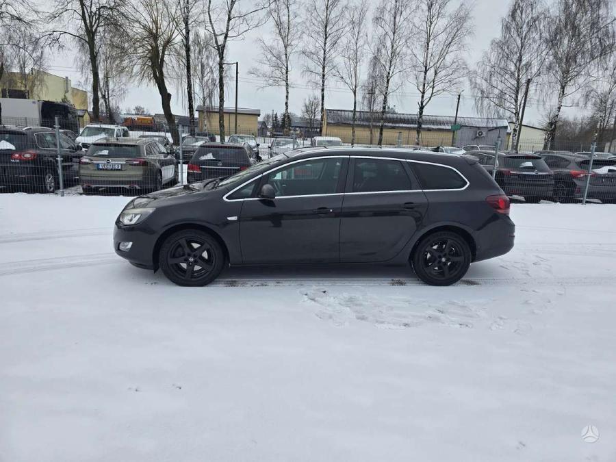 Black Opel Astra 2012 in Marijampole, with an engine capacity of 1.96 L and mileage of 280 thousand km for 3400 €, photo 7 on AUTOMOTO.COM.LV