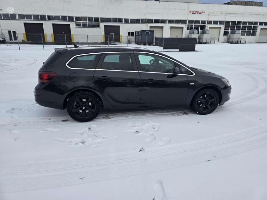 Black Opel Astra 2012 in Marijampole, with an engine capacity of 1.96 L and mileage of 280 thousand km for 3400 €, photo 8 on AUTOMOTO.COM.LV