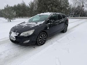 Melns Opel Astra 2012 Viļņa, ar dzinēja tilpumu 1.70 L un nobraukumu 285 tūkst. km par 2150 €, foto  vietnē AUTOMOTO.COM.LV