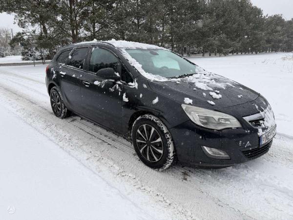 Black Opel Astra 2012 in Vilnius, with an engine capacity of 1.70 L and mileage of 285 thousand km for 2150 €, photo 3 on AUTOMOTO.COM.LV