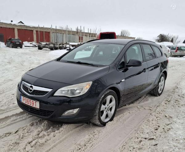 Black Opel Astra 2012 in Utena, with an engine capacity of 1.69 L and mileage of 296 thousand km for 2550 €, photo 1 on AUTOMOTO.COM.LV