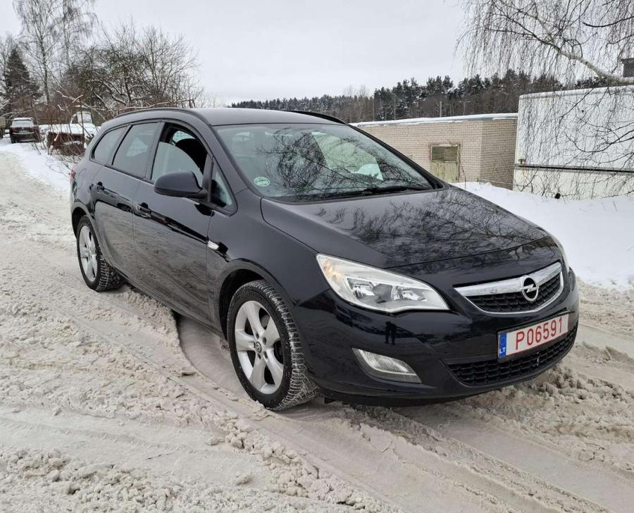 Black Opel Astra 2012 in Utena, with an engine capacity of 1.69 L and mileage of 296 thousand km for 2550 €, photo 2 on AUTOMOTO.COM.LV