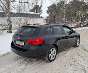 Black Opel Astra 2012 in Utena, with an engine capacity of 1.69 L and mileage of 296 thousand km for 2550 €, photo 3 on AUTOMOTO.COM.LV