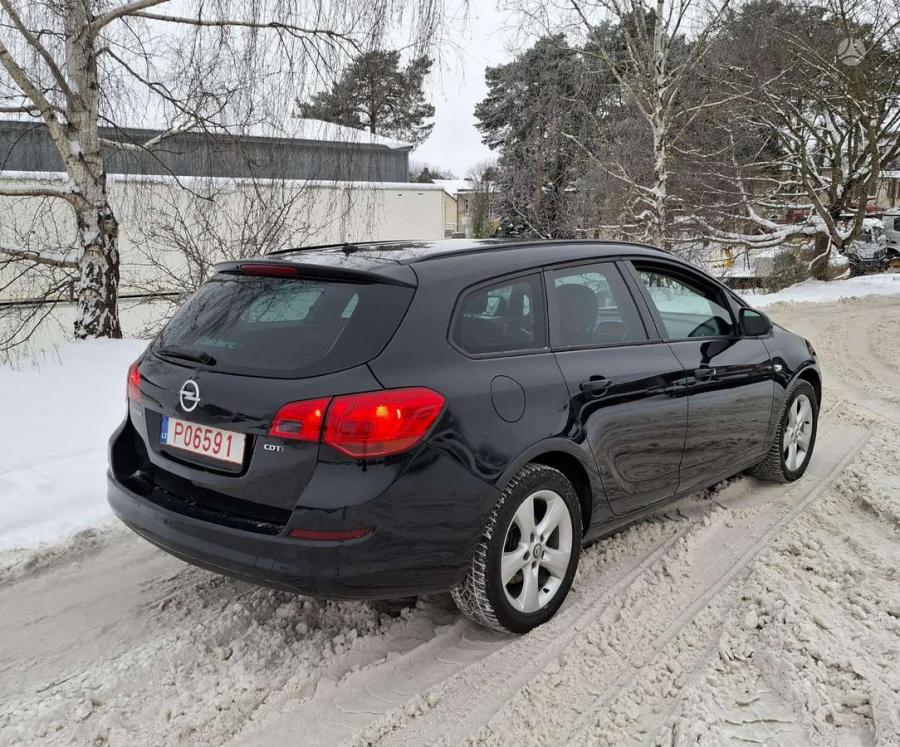 Black Opel Astra 2012 in Utena, with an engine capacity of 1.69 L and mileage of 296 thousand km for 2550 €, photo 3 on AUTOMOTO.COM.LV