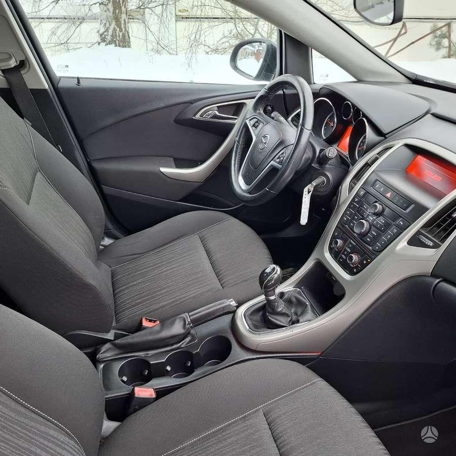 Black Opel Astra 2012 in Utena, with an engine capacity of 1.69 L and mileage of 296 thousand km for 2550 €, photo 5 on AUTOMOTO.COM.LV