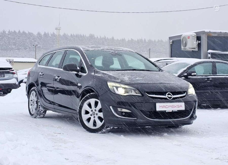 Black Opel Astra 2012 in Vilnius, with an engine capacity of 1.69 L and mileage of 282 thousand km for 4450 €, photo 1 on AUTOMOTO.COM.LV