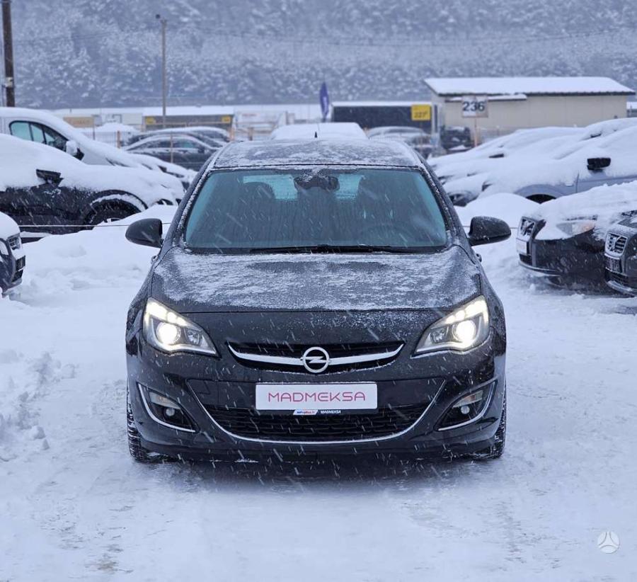 Black Opel Astra 2012 in Vilnius, with an engine capacity of 1.69 L and mileage of 282 thousand km for 4450 €, photo 9 on AUTOMOTO.COM.LV