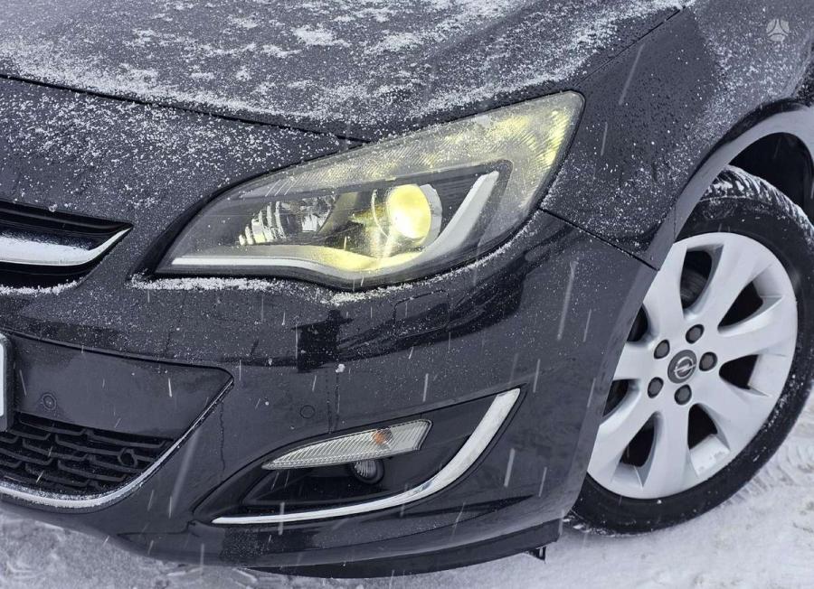 Black Opel Astra 2012 in Vilnius, with an engine capacity of 1.69 L and mileage of 282 thousand km for 4450 €, photo 13 on AUTOMOTO.COM.LV