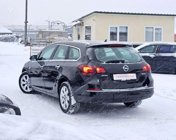 Black Opel Astra 2012 in Vilnius, with an engine capacity of 1.69 L and mileage of 282 thousand km for 4450 €, photo 2 on AUTOMOTO.COM.LV