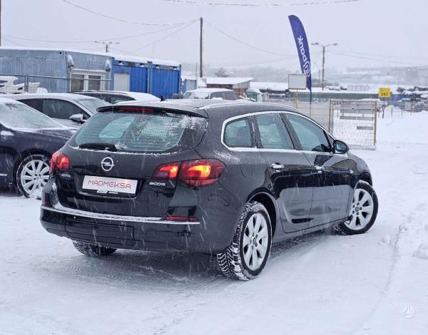 Black Opel Astra 2012 in Vilnius, with an engine capacity of 1.69 L and mileage of 282 thousand km for 4450 €, photo 3 on AUTOMOTO.COM.LV