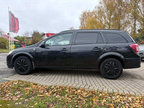 Black Opel Astra 2012 in Riga, with an engine capacity of 1.60 L and mileage of 272 thousand km for 2200 €, photo 2 on AUTOMOTO.COM.LV