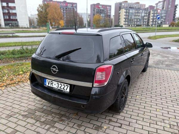 Black Opel Astra 2012 in Riga, with an engine capacity of 1.60 L and mileage of 272 thousand km for 2200 €, photo 4 on AUTOMOTO.COM.LV