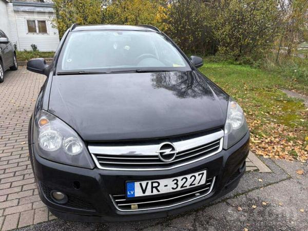 Black Opel Astra 2012 in Riga, with an engine capacity of 1.60 L and mileage of 272 thousand km for 2200 €, photo 8 on AUTOMOTO.COM.LV